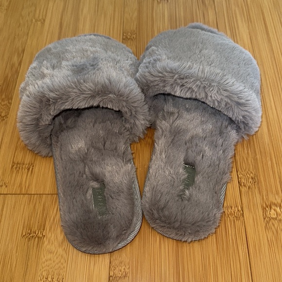 SKIMS | Shoes | Skims Fuzzy Fauxfur Slide Slippers In Gray New | Poshmark